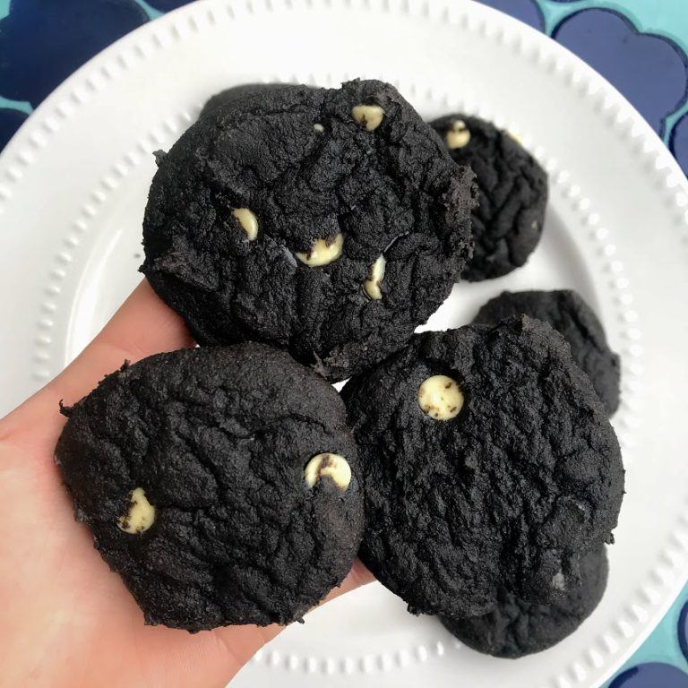 Low Calorie Oreo White Chocolate Chip Cookies